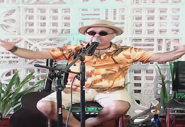 Assista: Durante live, cantor Rômulo Santaray exalta músicos quixadaenses e celebra volta da ...